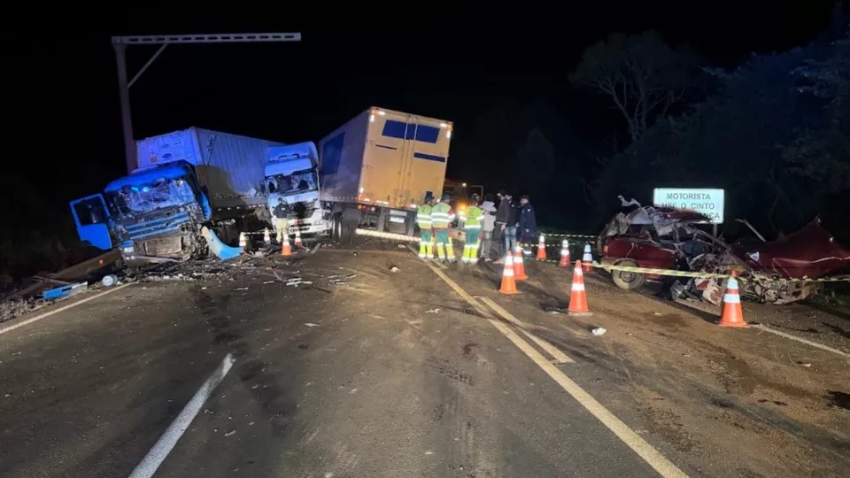 Colisão entre carro e dois caminhões resulta em quatro mortos na BR-277 ...